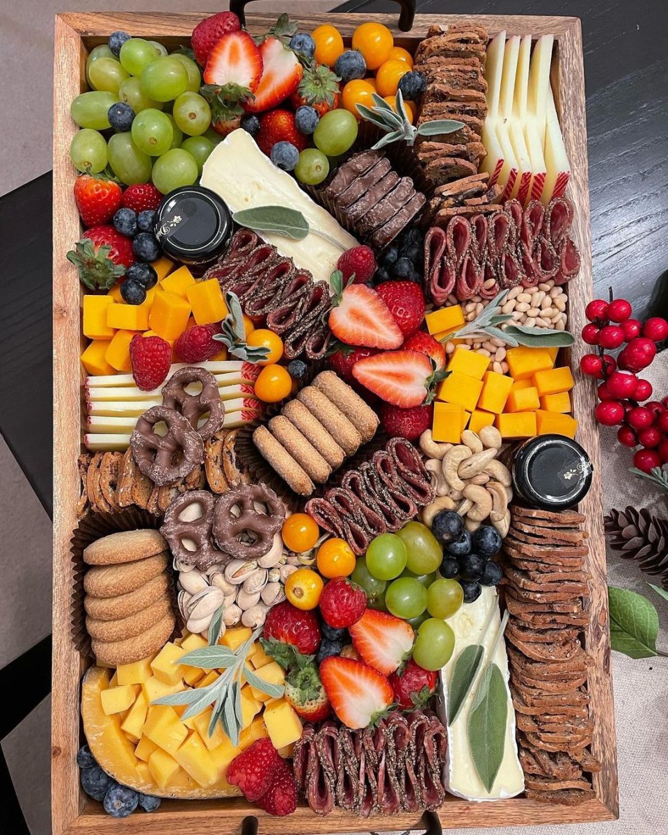 Top 15 Christmas Charcuterie Board Ideas To Wow Your Guests! - Foodie Haven